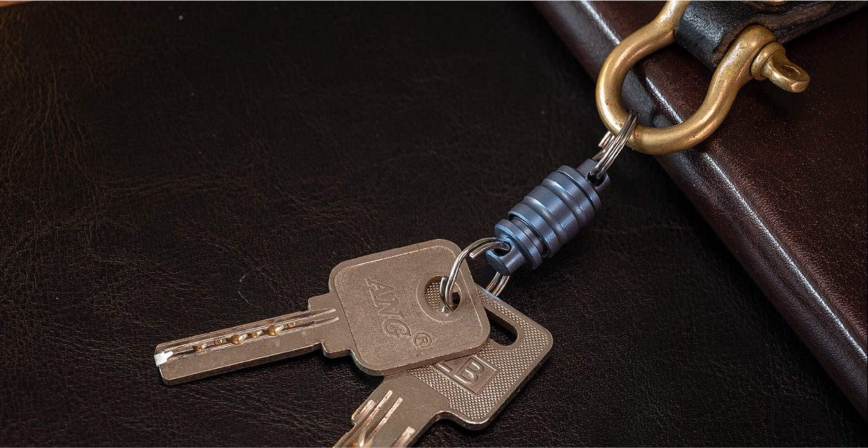 Otacle R1 Titanium Magnetic Quick-Release Keychain - Olight Australia